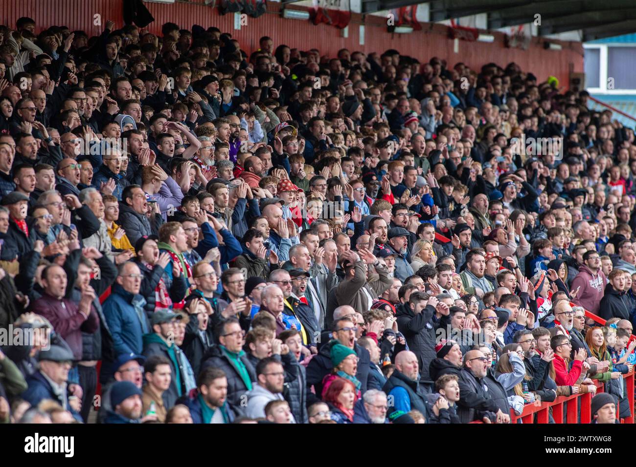 Crowd in football stadium hi-res stock photography and images - Alamy