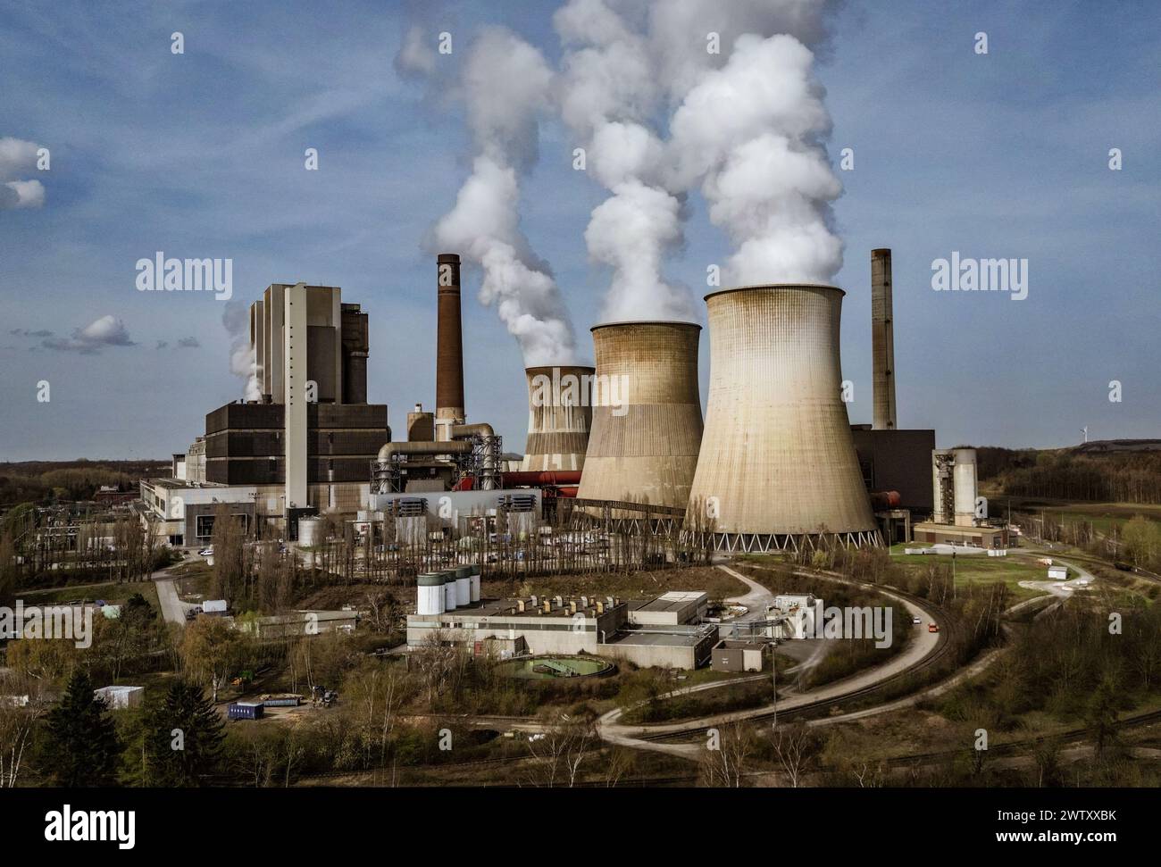 Eschweiler, Germany. 21st Mar, 2024. Steam rises from RWE's Weisweiler ...