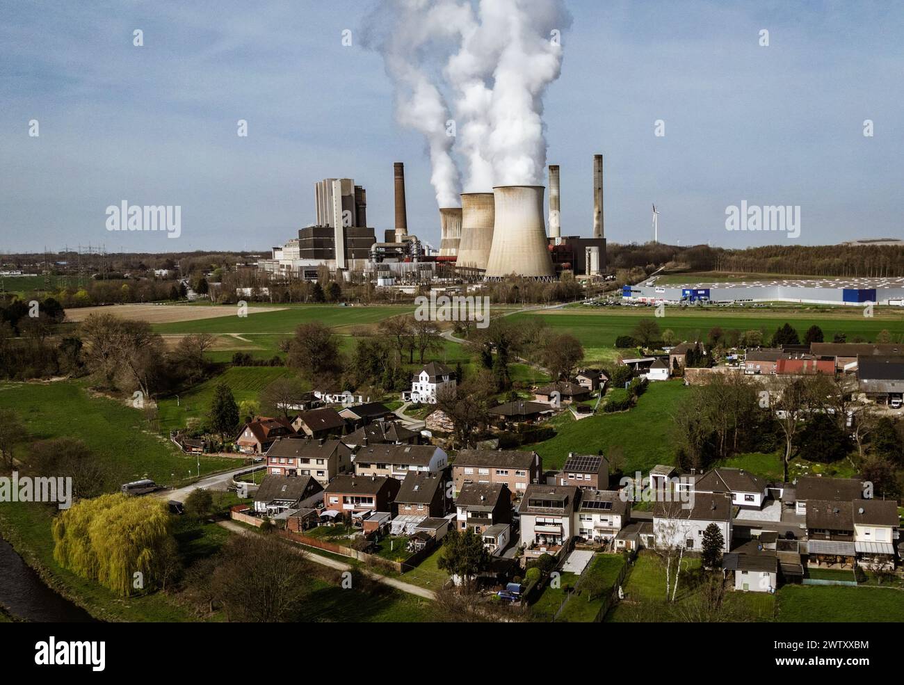 Eschweiler, Germany. 21st Mar, 2024. Steam rises from RWE's Weisweiler ...