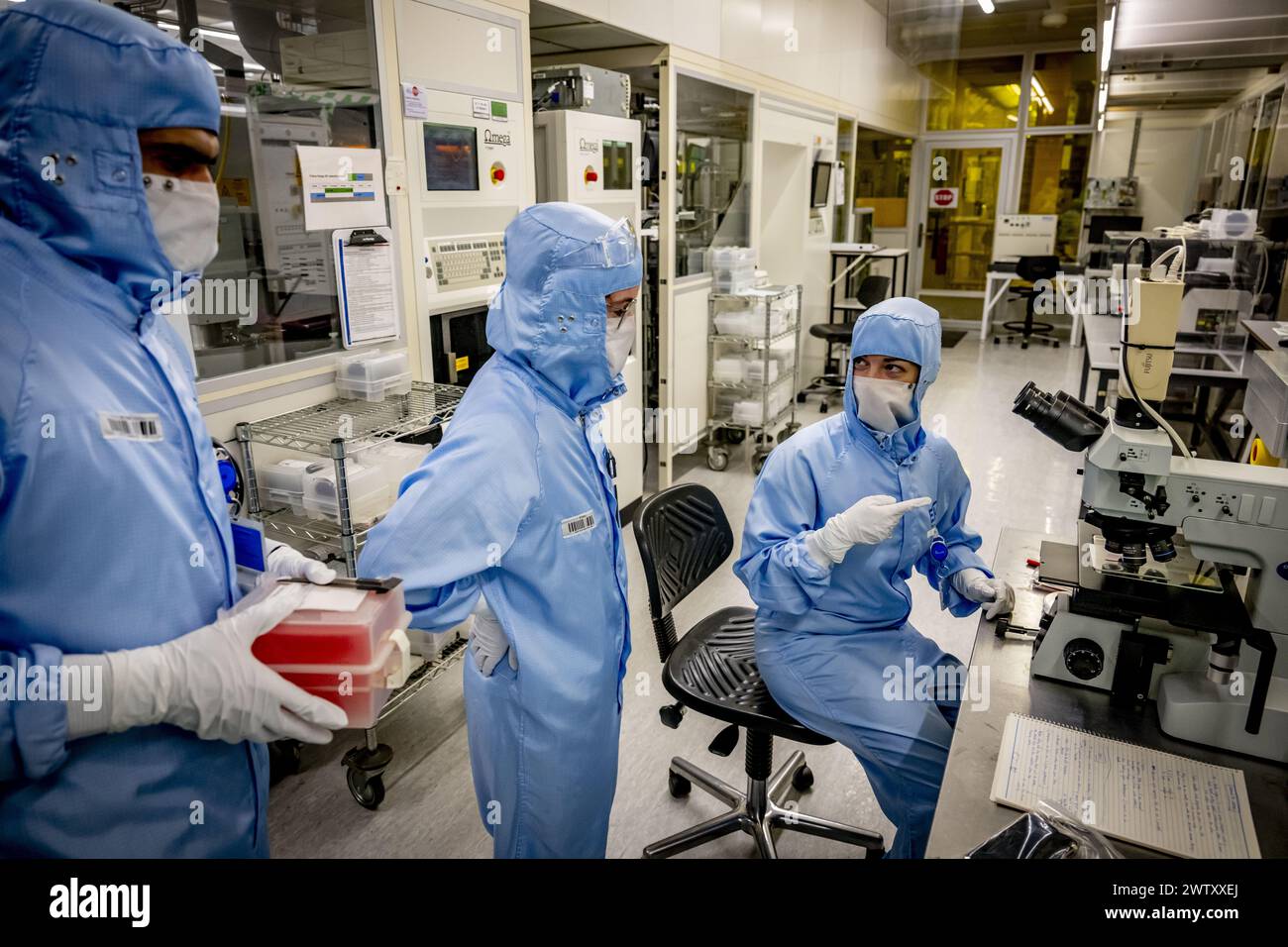 DELFT - Employees are working in the Else Kooi cleanroom during a press ...