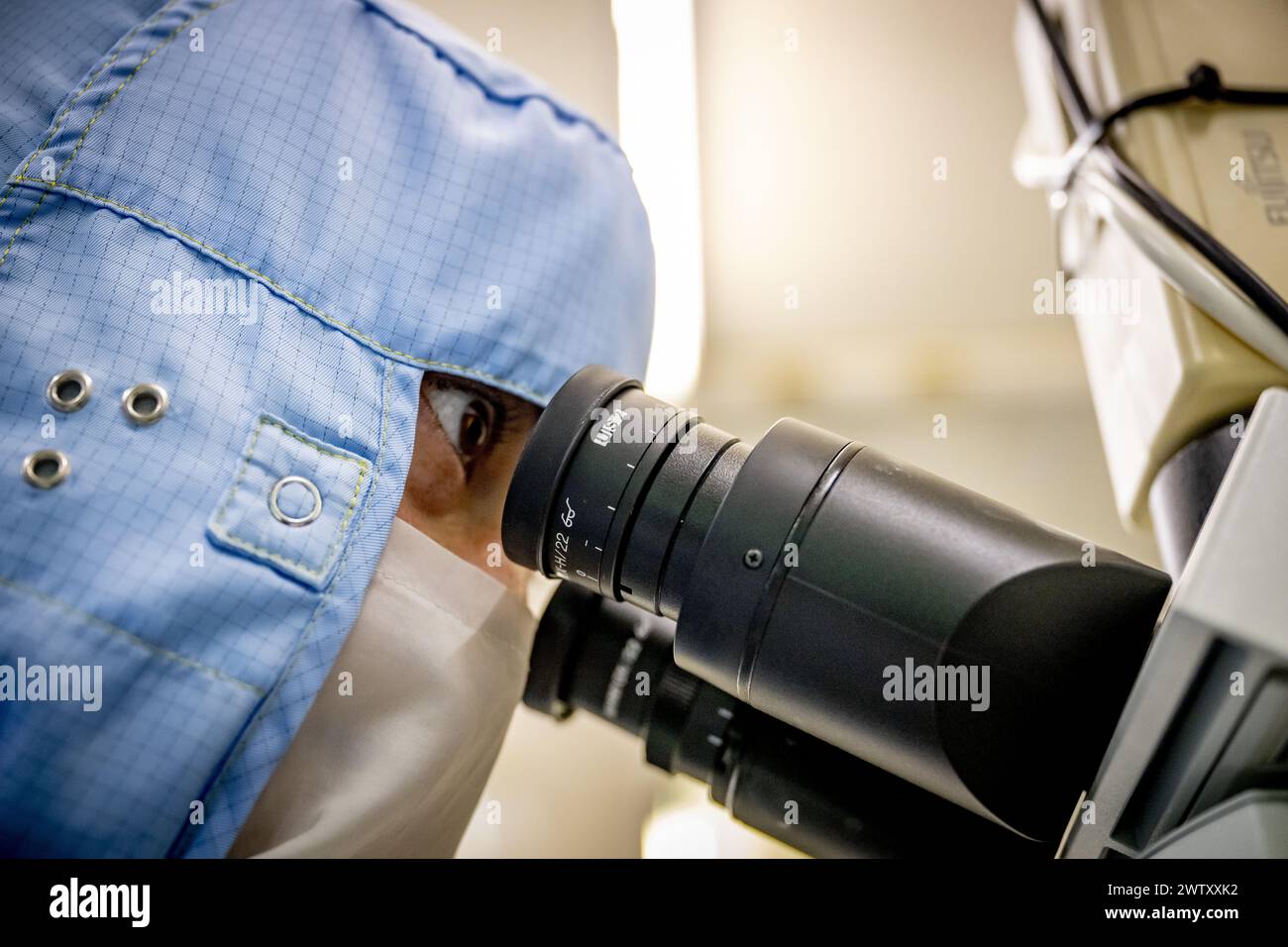DELFT - Employees are working in the Else Kooi cleanroom during a press ...