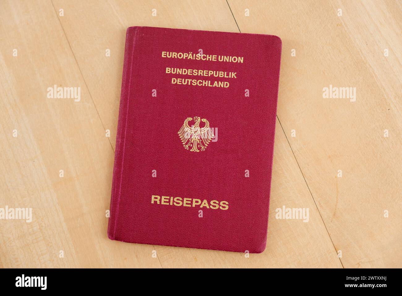 Deutscher Reisepass auf einem Tisch liegend *** German passport lying ...