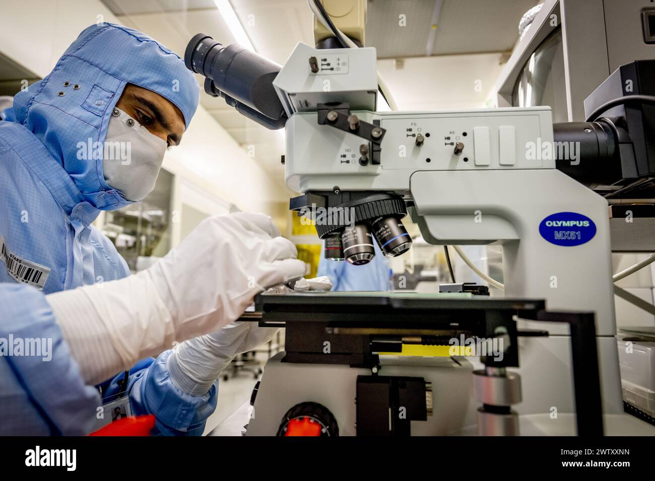 DELFT - Employees are working in the Else Kooi cleanroom during a press ...