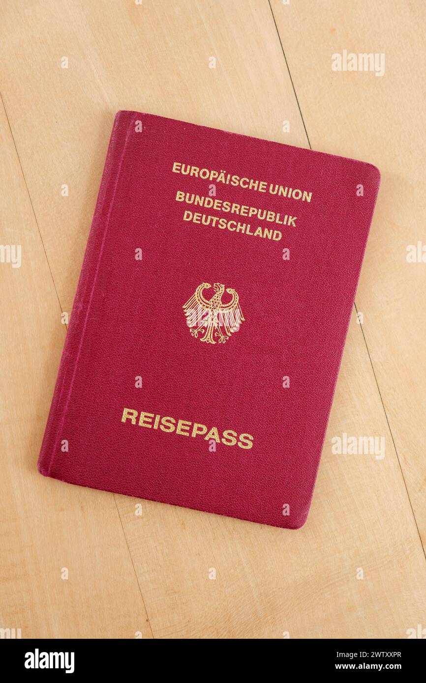 Deutscher Reisepass auf einem Tisch liegend *** German passport lying ...