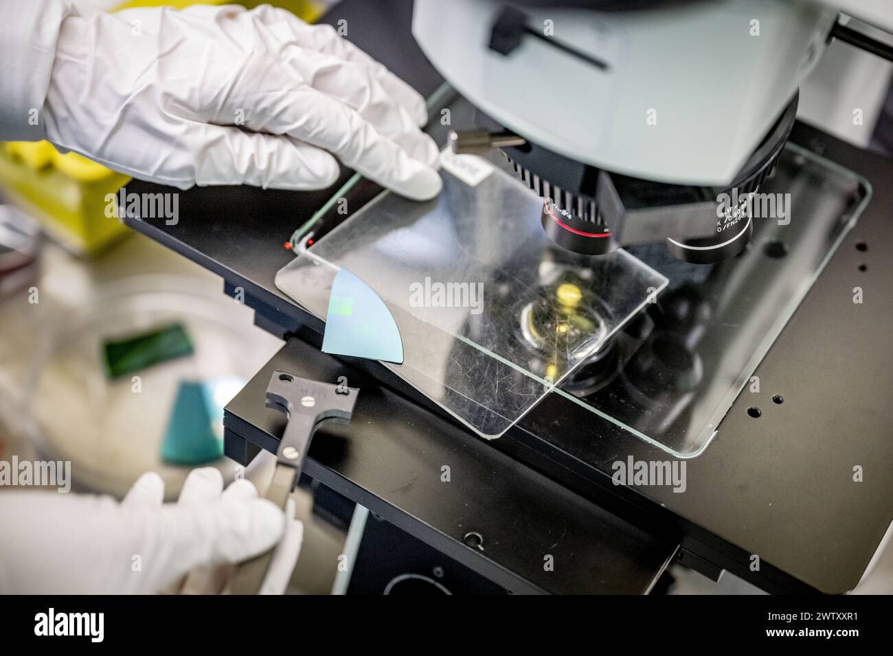 DELFT - Employees are working in the Else Kooi cleanroom during a press ...