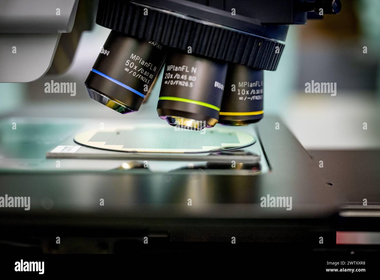 DELFT - Employees are working in the Else Kooi cleanroom during a press ...