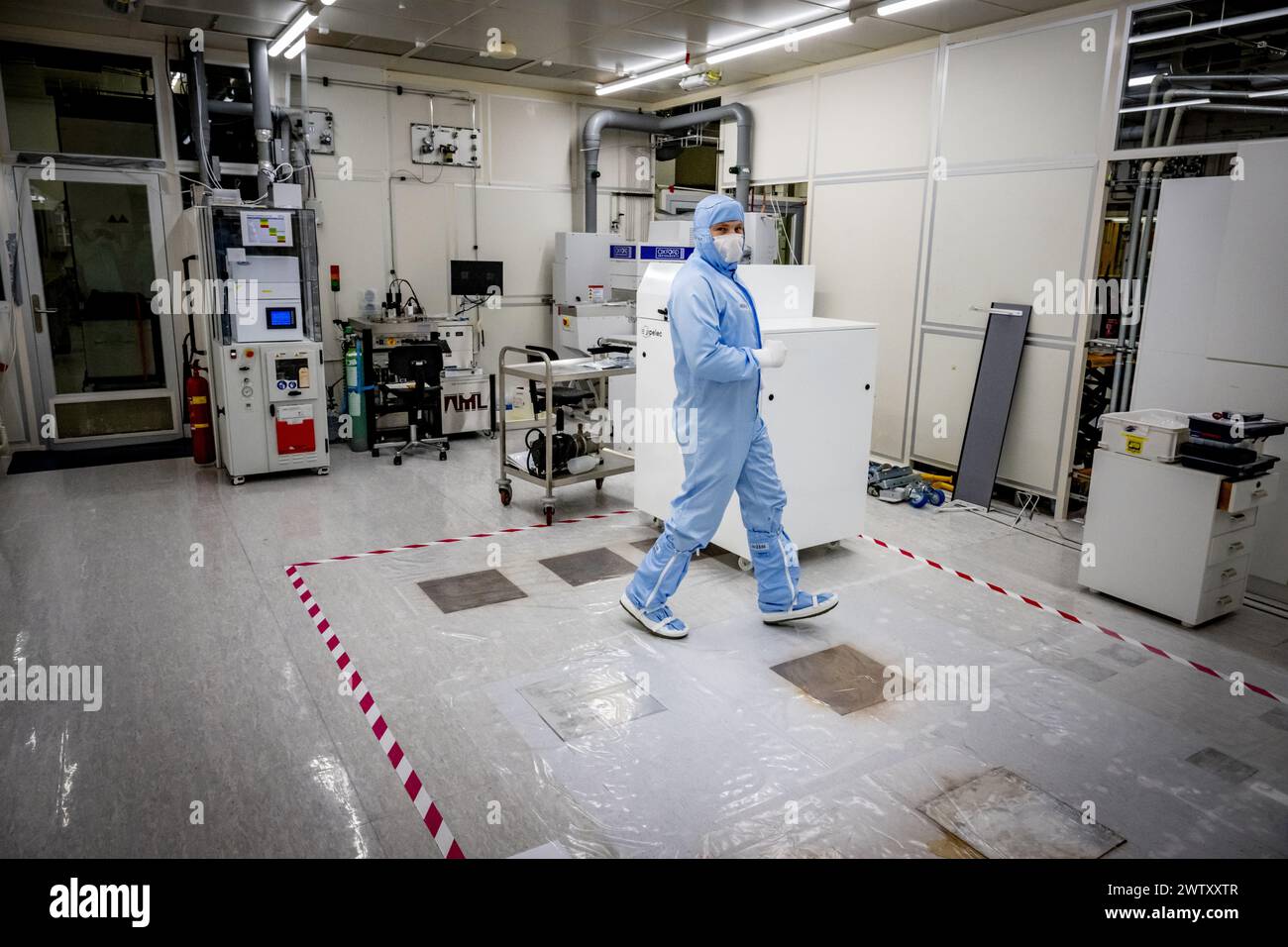 DELFT - Employees are working in the Else Kooi cleanroom during a press ...