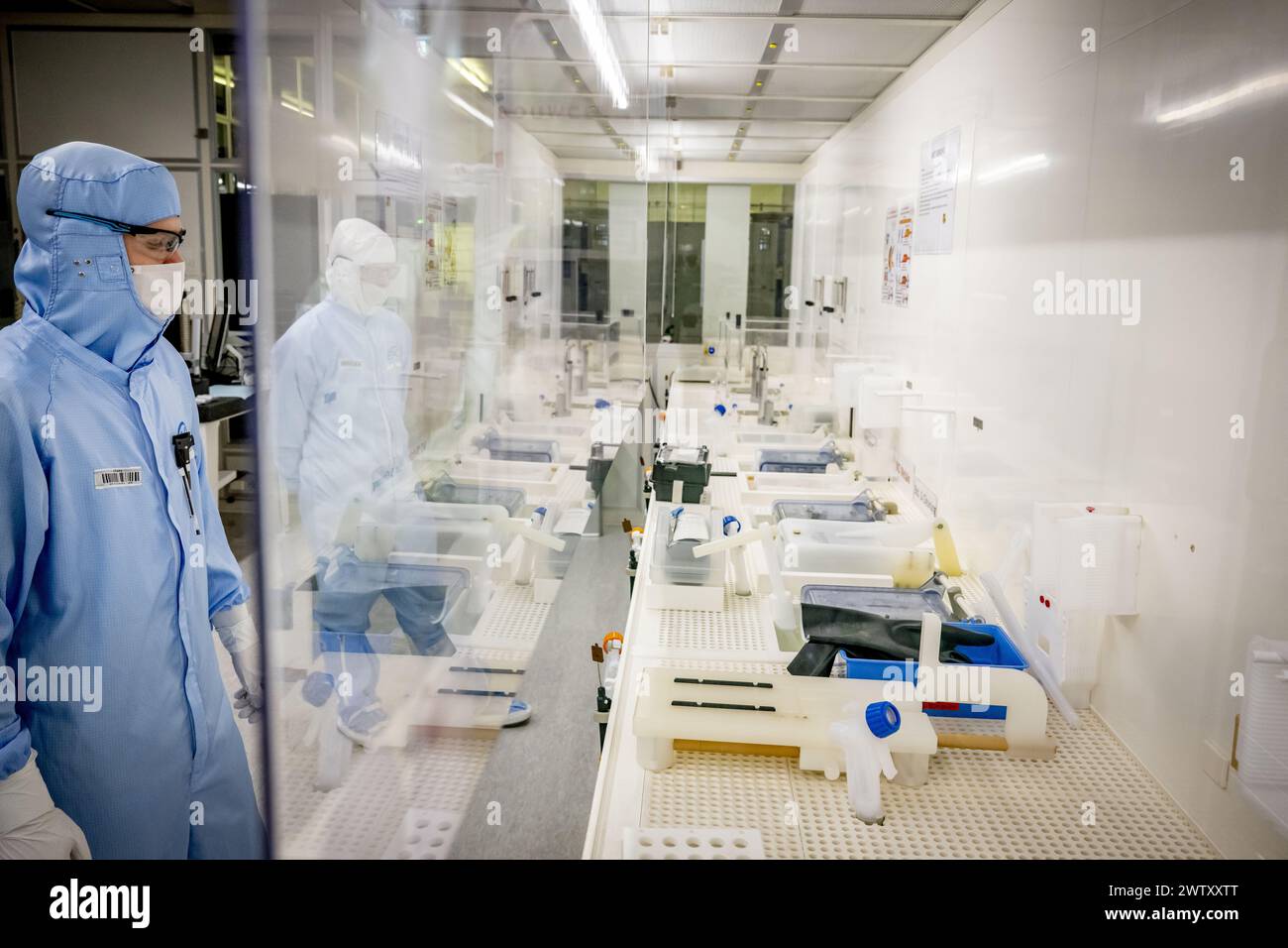 DELFT - Employees are working in the Else Kooi cleanroom during a press ...