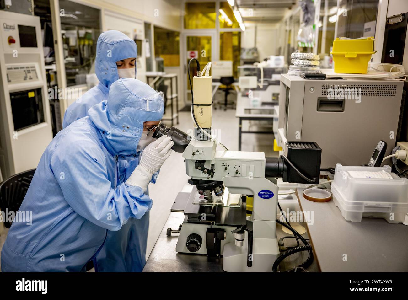 DELFT - Employees are working in the Else Kooi cleanroom during a press ...