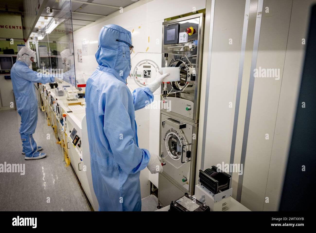 DELFT - Employees are working in the Else Kooi cleanroom during a press ...