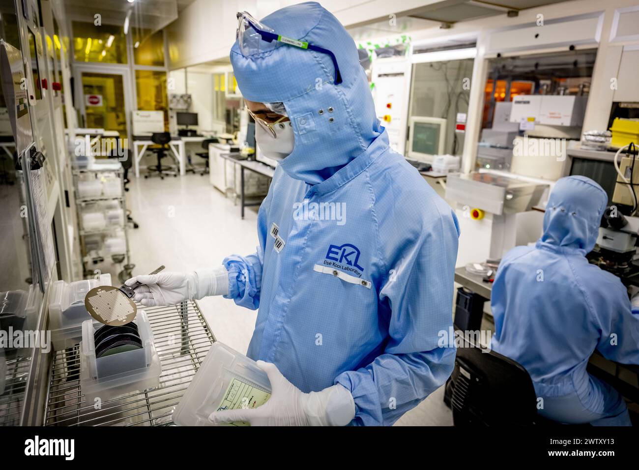 DELFT - Employees are working in the Else Kooi cleanroom during a press ...