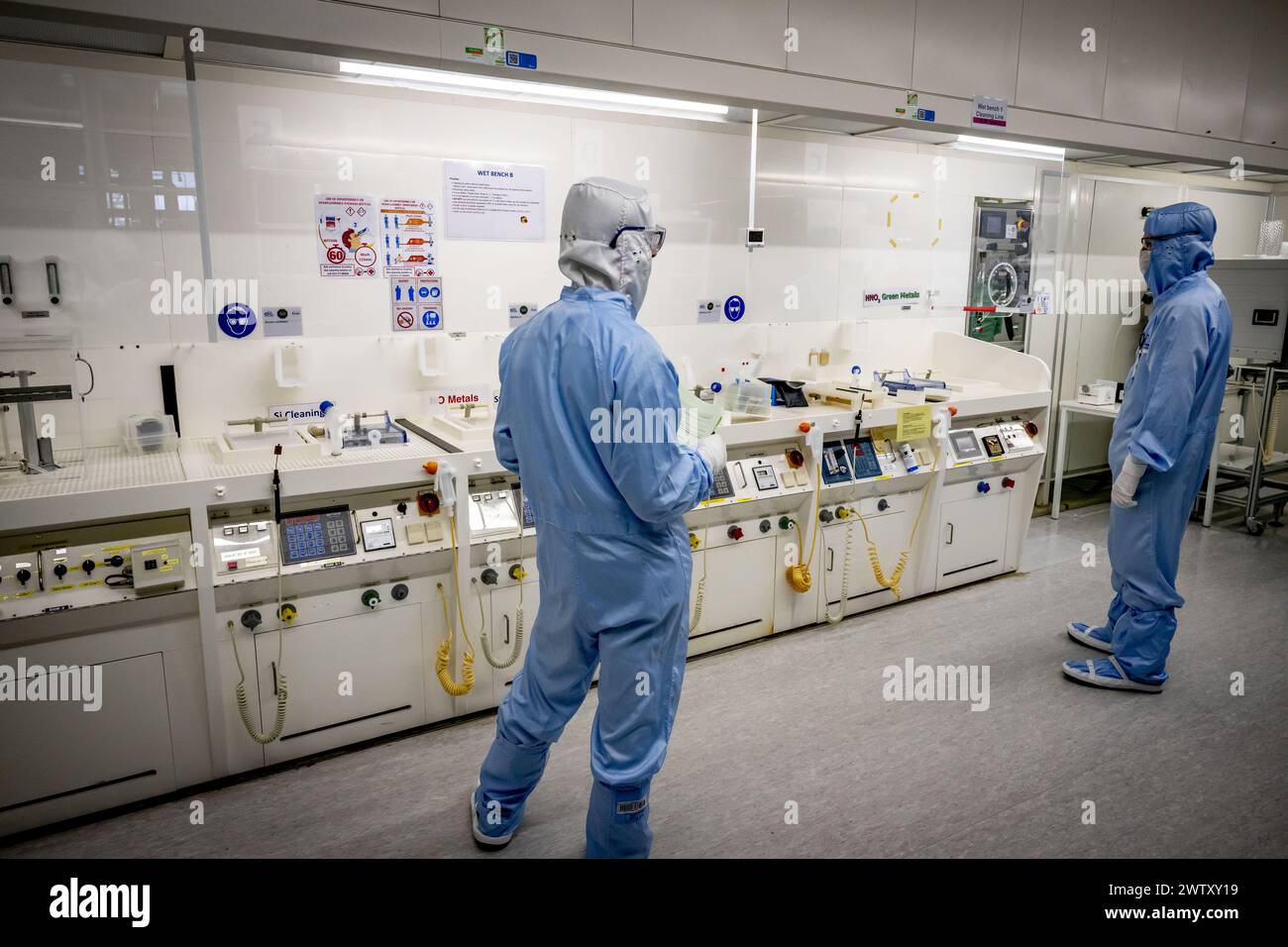 DELFT - Employees are working in the Else Kooi cleanroom during a press ...