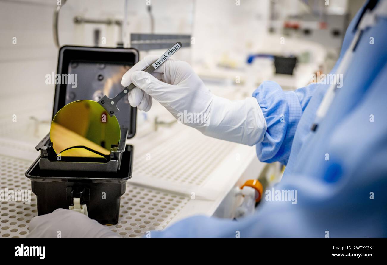 DELFT - Employees are working in the Else Kooi cleanroom during a press ...