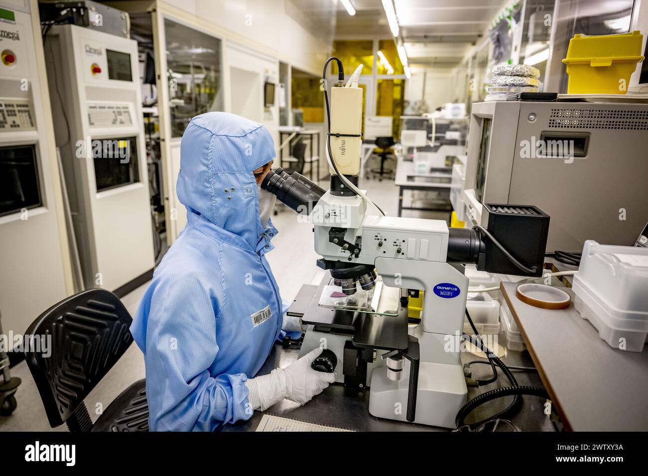 DELFT - Employees are working in the Else Kooi cleanroom during a press ...