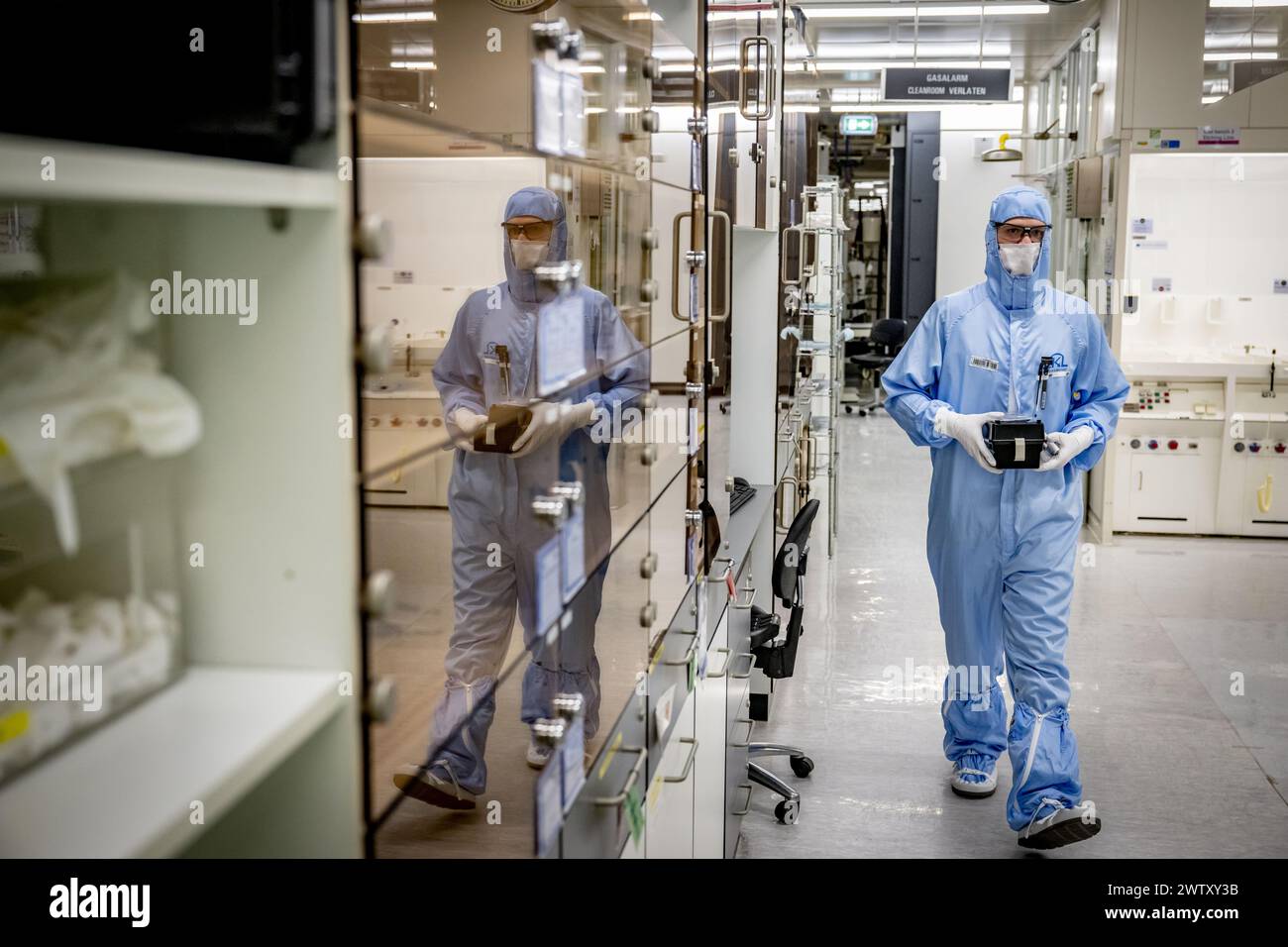 DELFT - Employees are working in the Else Kooi cleanroom during a press ...