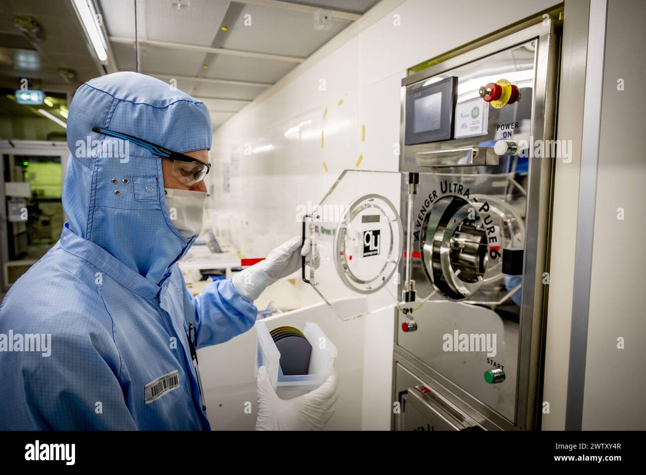 DELFT - Employees are working in the Else Kooi cleanroom during a press ...