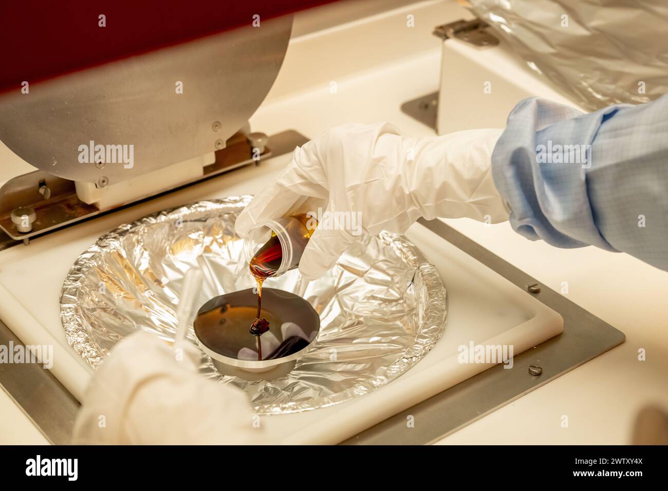 DELFT - Employees are working in the Else Kooi cleanroom during a press ...