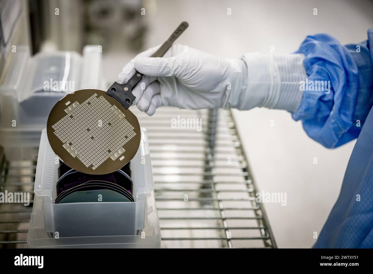DELFT - Employees are working in the Else Kooi cleanroom during a press ...