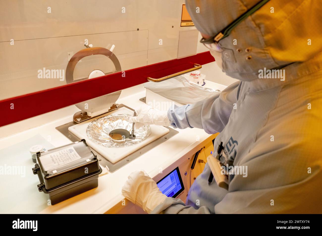 DELFT - Employees are working in the Else Kooi cleanroom during a press ...