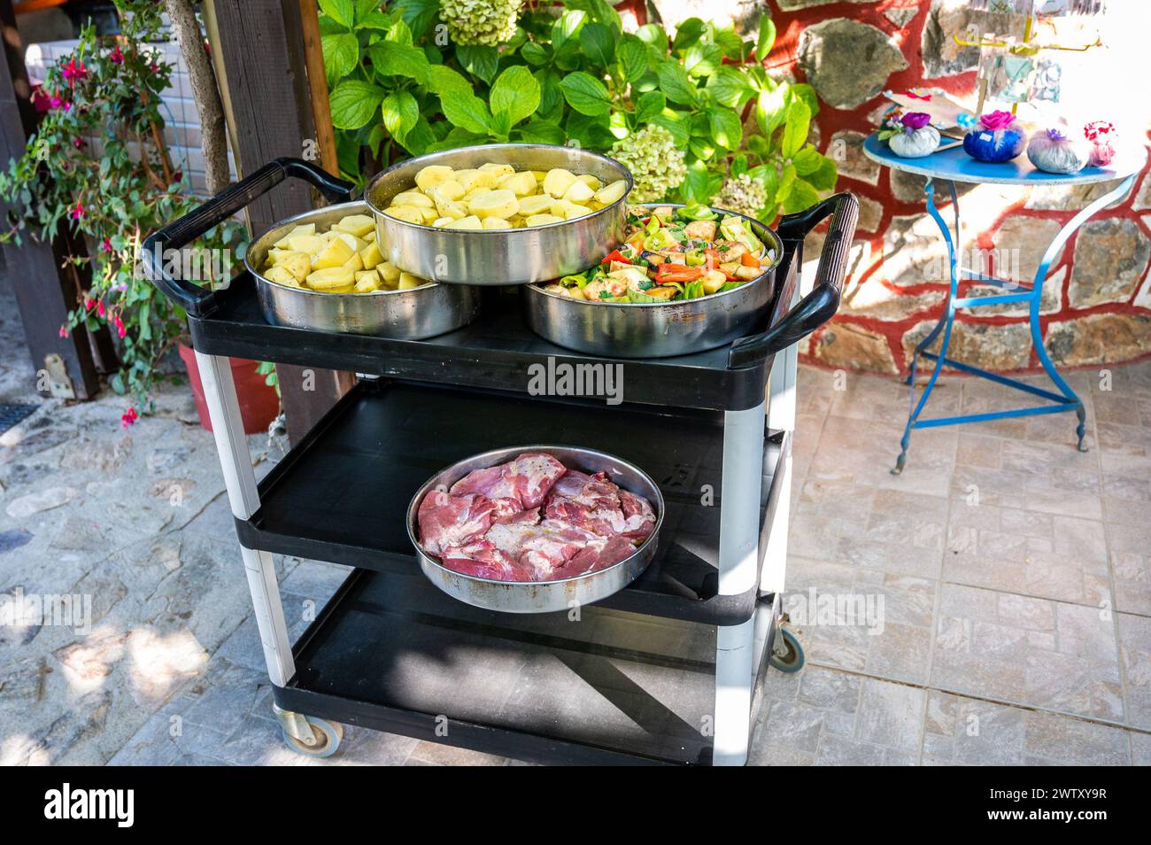 Hot food trolley hi-res stock photography and images - Alamy
