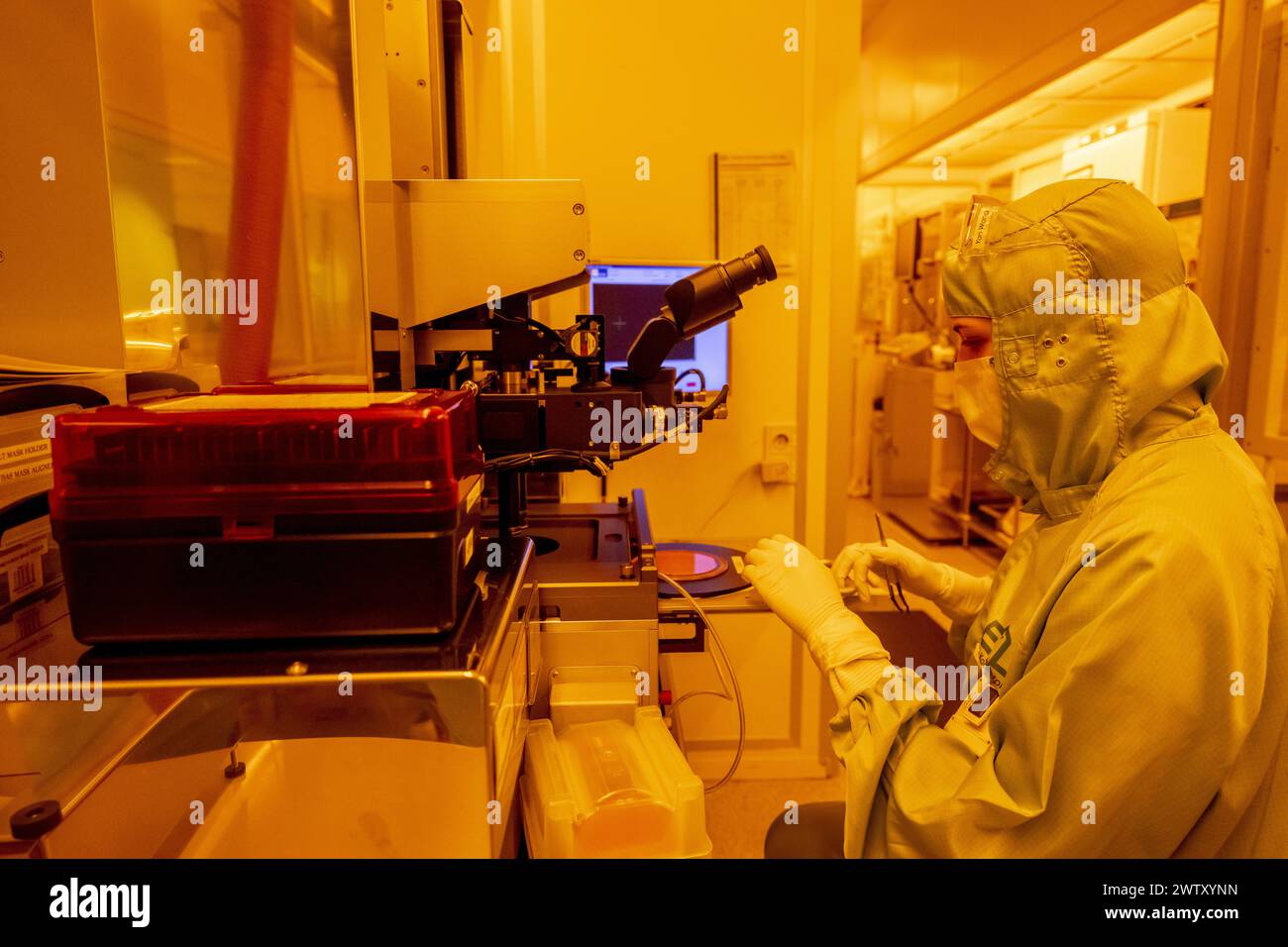 DELFT - Employees are working in the Else Kooi yellow light cleanroom ...