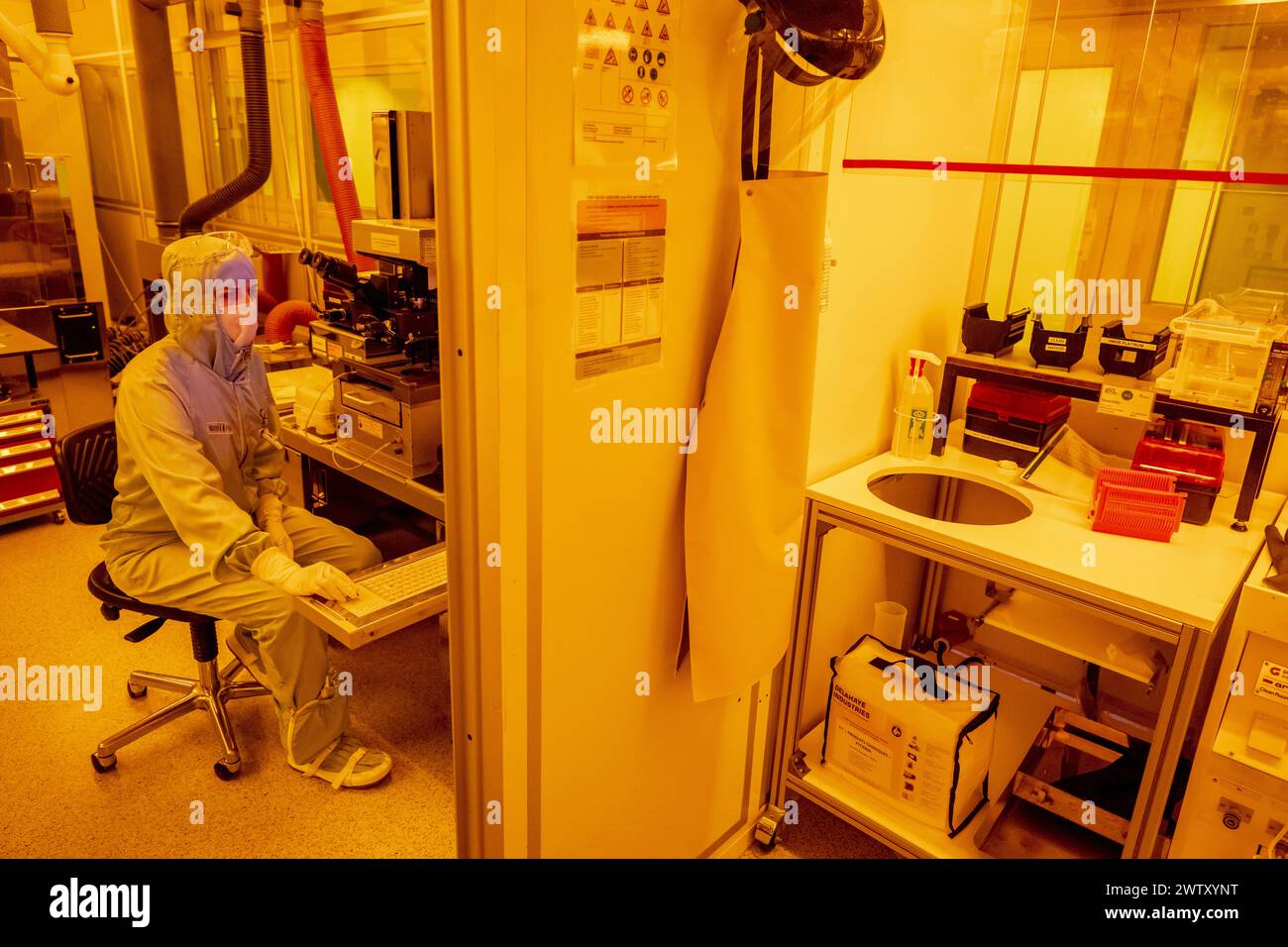 DELFT - Employees are working in the Else Kooi yellow light cleanroom ...