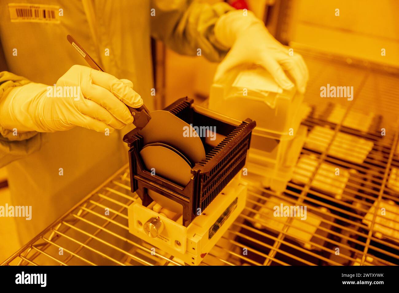 DELFT - Employees are working in the Else Kooi yellow light cleanroom ...