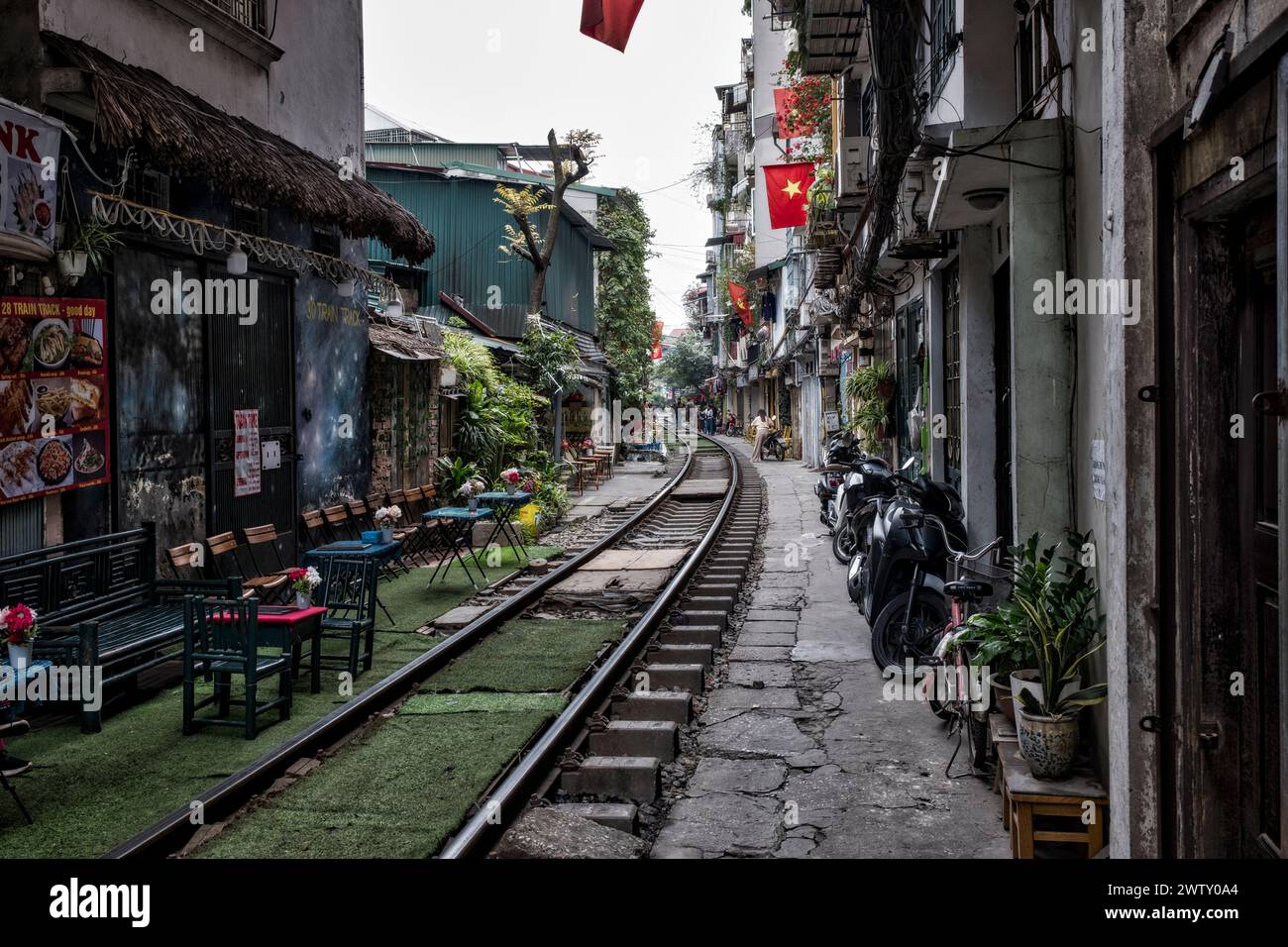 Train, Hanoi train street, Hanoi, Vietnam Stock Photo - Alamy