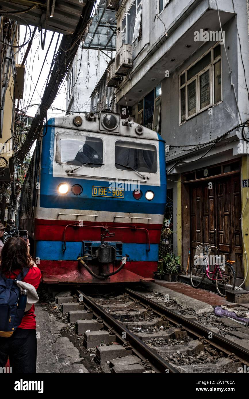 Train, Hanoi train street, Hanoi, Vietnam Stock Photo - Alamy