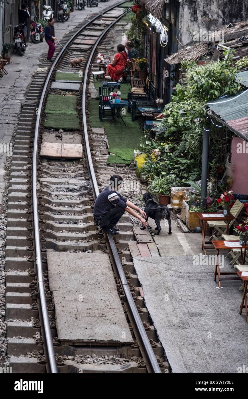 Train, Hanoi train street, Hanoi, Vietnam Stock Photo - Alamy