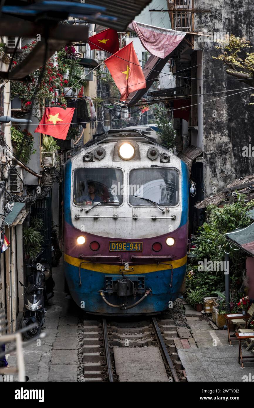 Train, Hanoi train street, Hanoi, Vietnam Stock Photo - Alamy