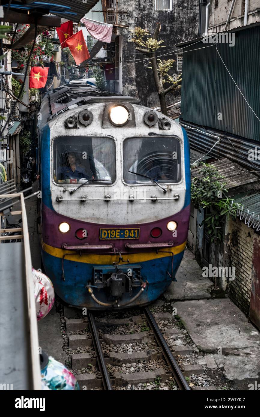 Empty hanoi train street hi-res stock photography and images - Alamy