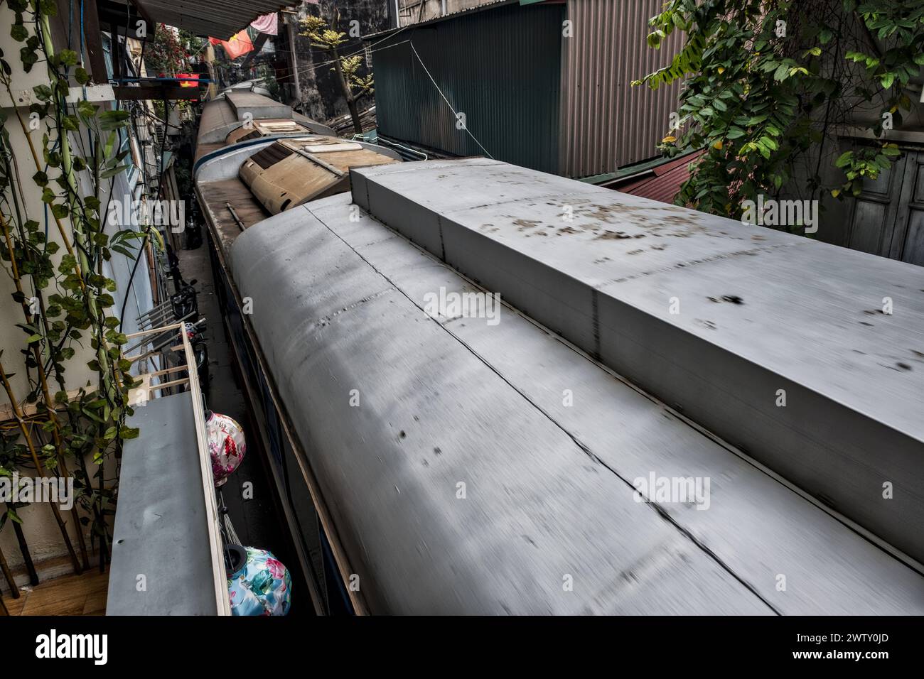 Train, Hanoi train street, Hanoi, Vietnam Stock Photo - Alamy