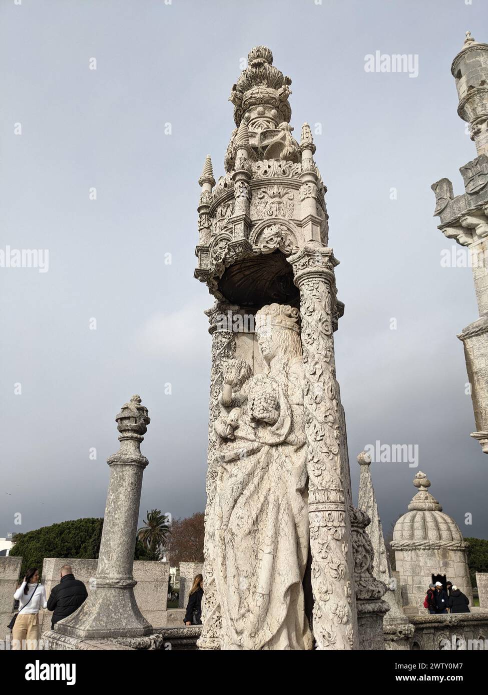 Statue in a hall surrounded by pillars and seating Stock Photo - Alamy