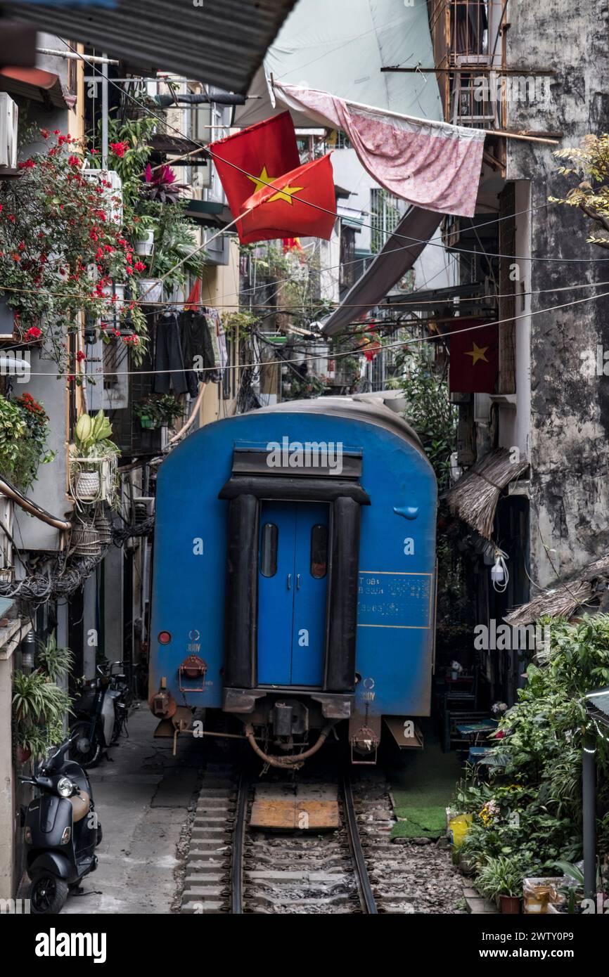 Train, Hanoi train street, Hanoi, Vietnam Stock Photo - Alamy