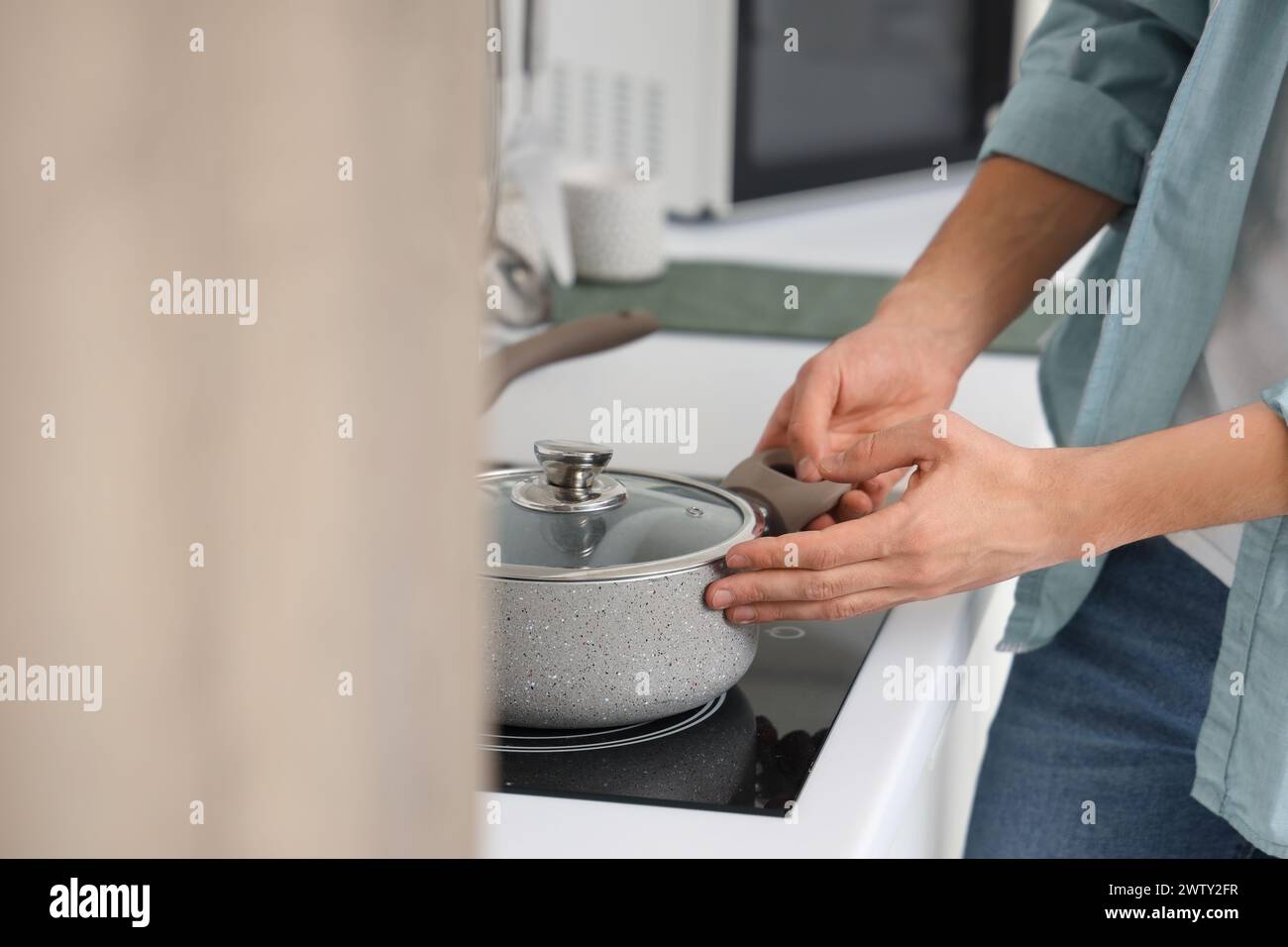 Injury burn stove hi-res stock photography and images - Alamy