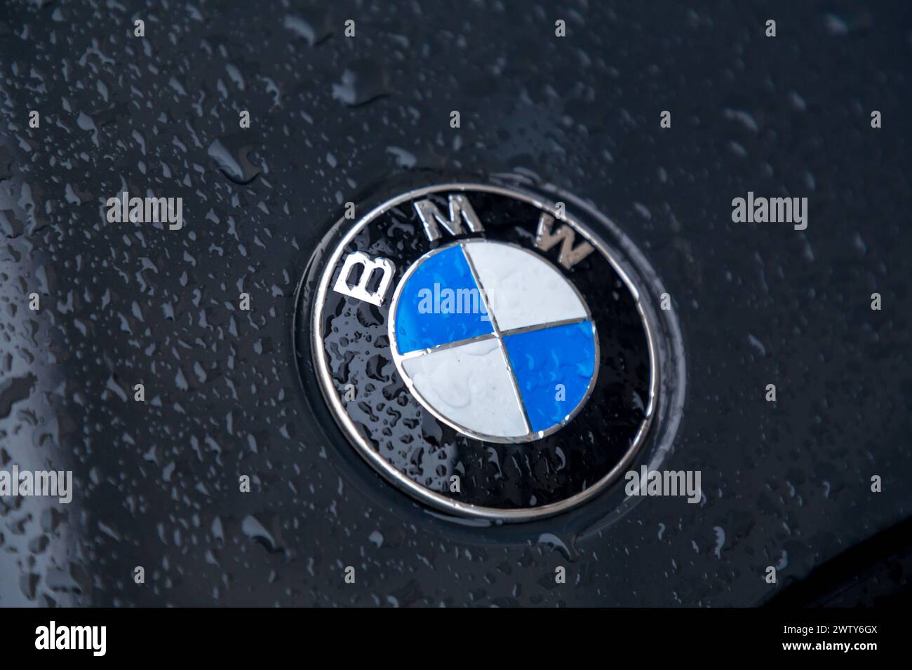 Bmw logo circle hi-res stock photography and images - Alamy