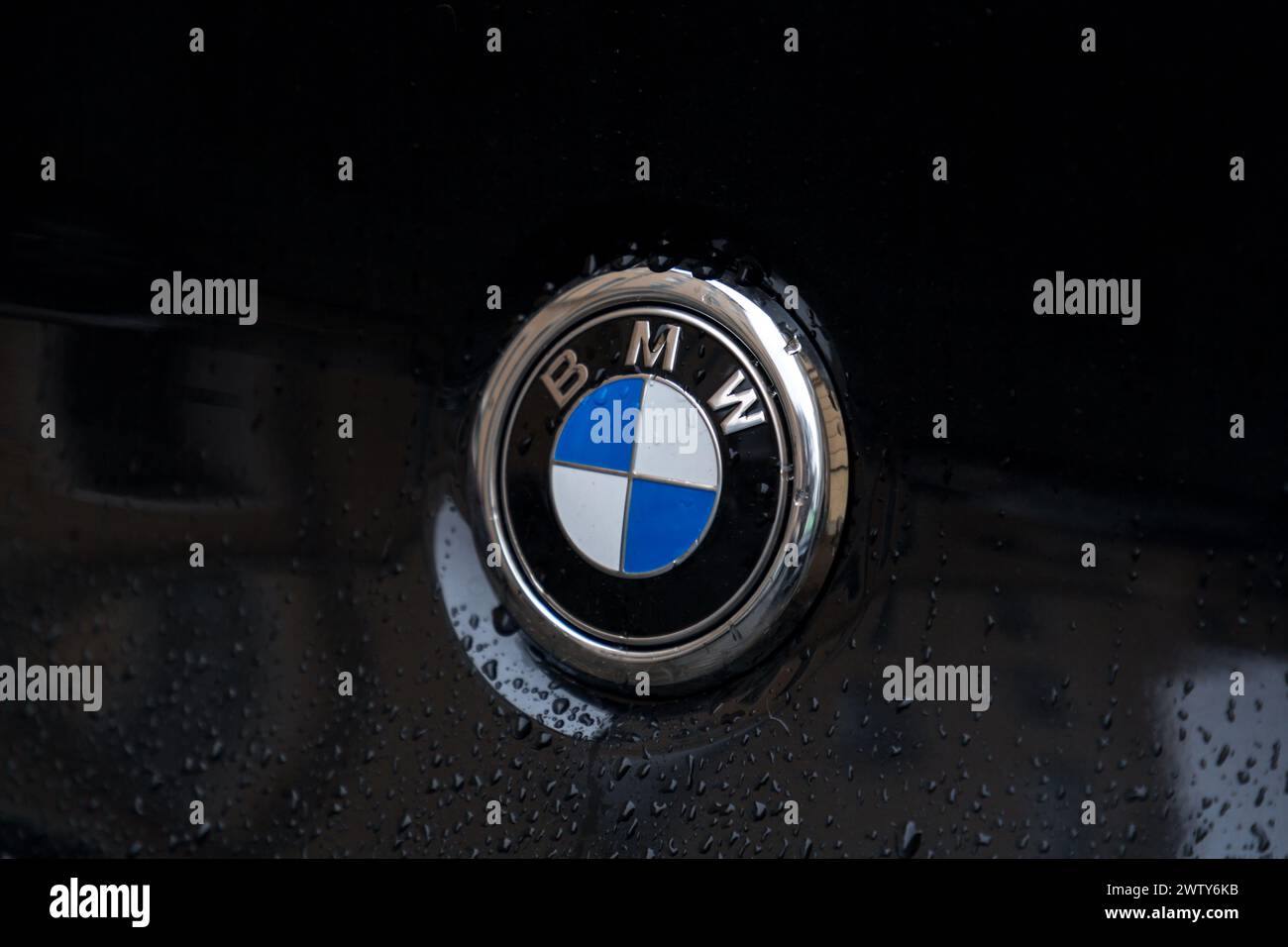 Bmw logo circle hi-res stock photography and images - Alamy