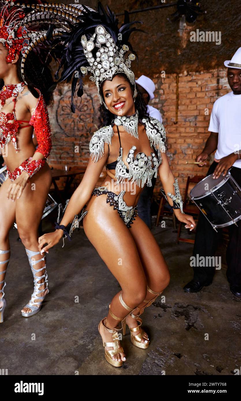Rio carnival dancing drums hi-res stock photography and images - Alamy