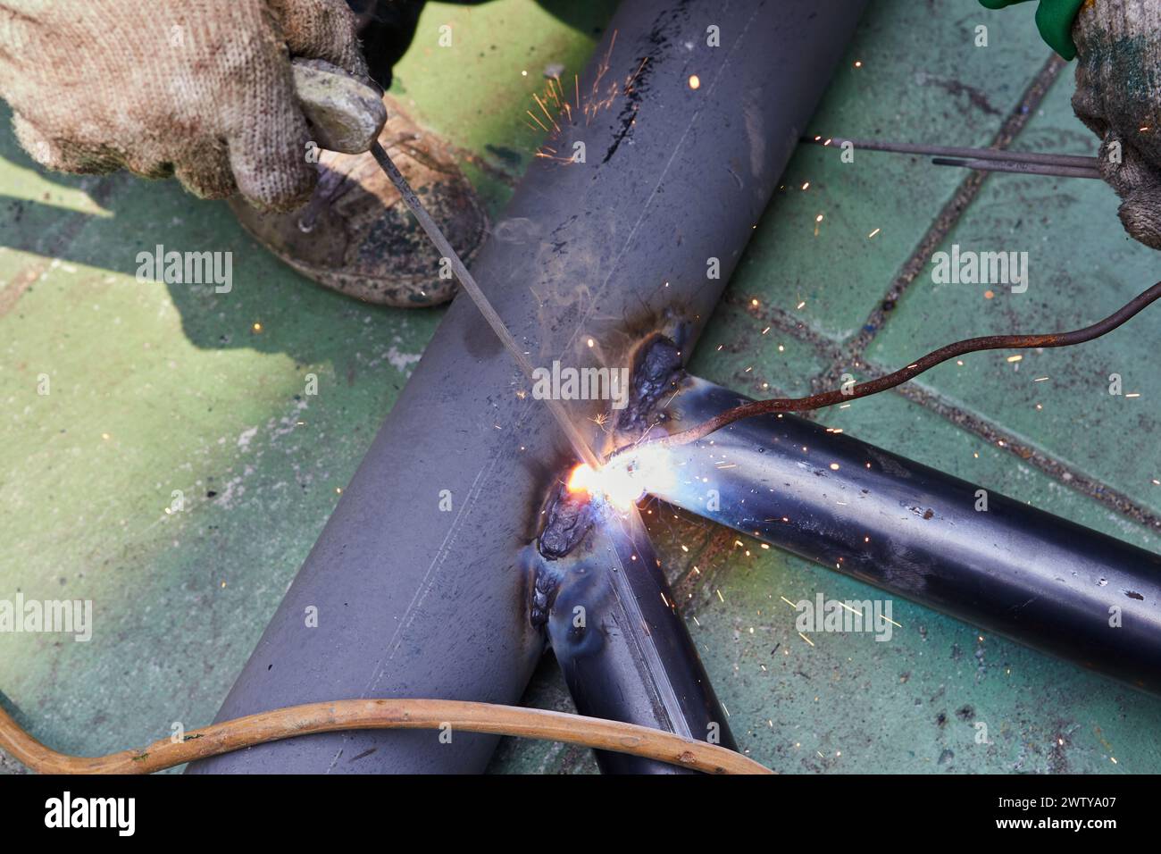 Welder working in machine shop hi-res stock photography and images - Alamy