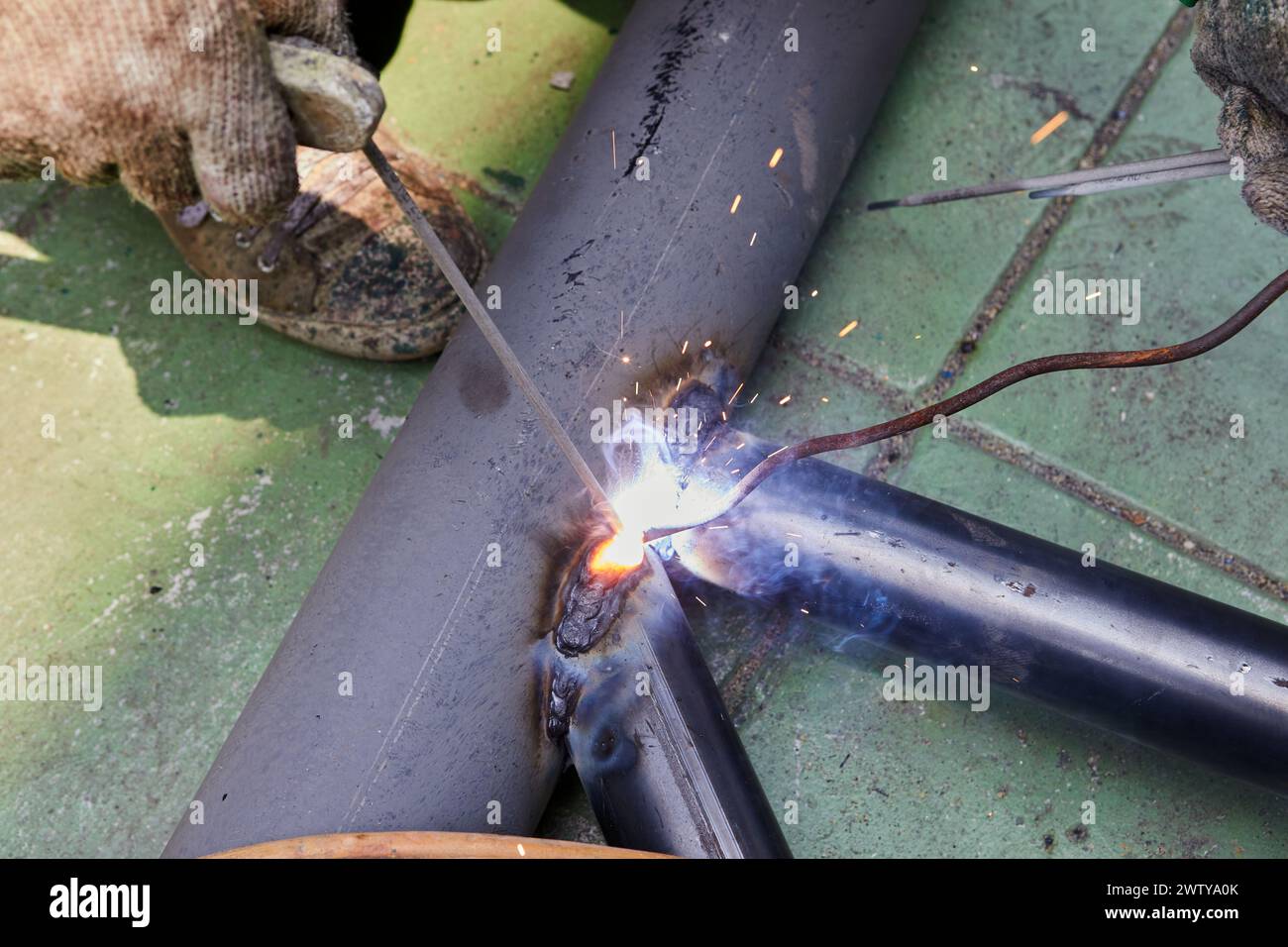 Welder working in machine shop hi-res stock photography and images - Alamy