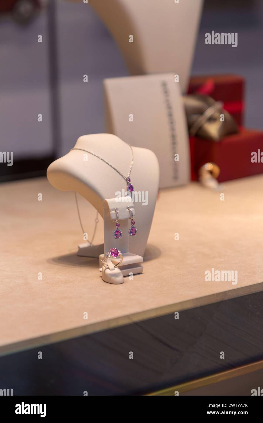 Jewelry store and diamonds hi-res stock photography and images - Alamy