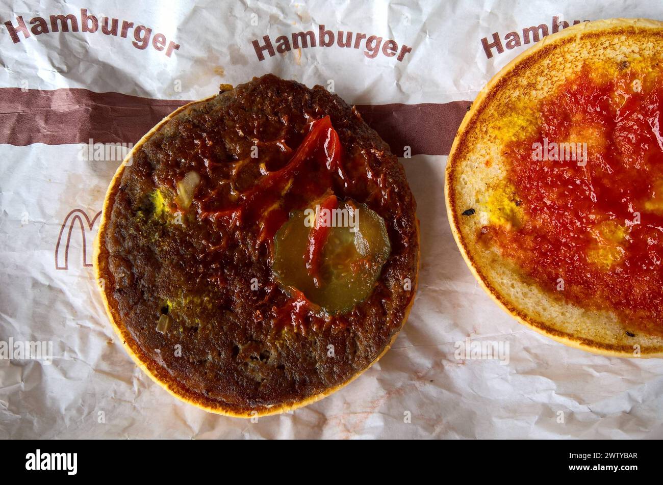 Ein Hamburger des Fast-Food-Konzerns McDonald. Die McDonalds ...