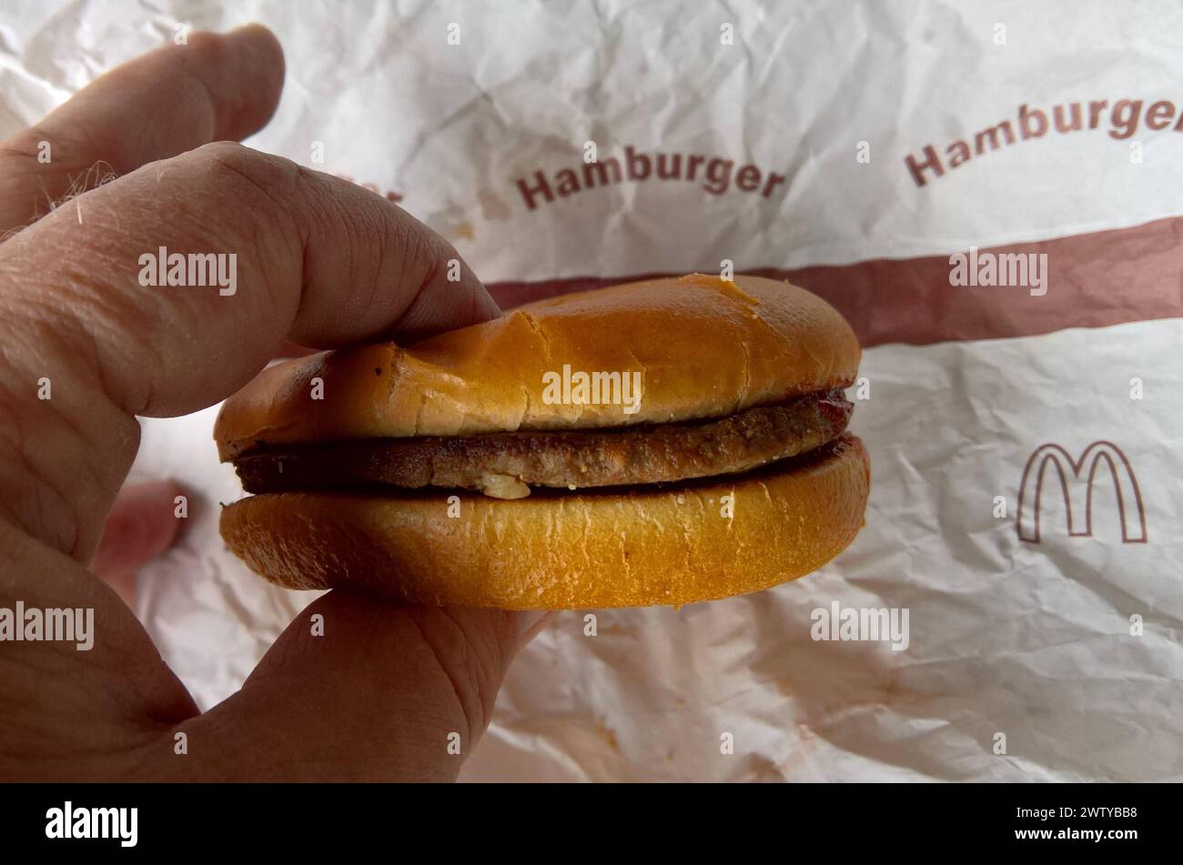 Ein Hamburger des Fast-Food-Konzerns McDonald. Die McDonalds ...