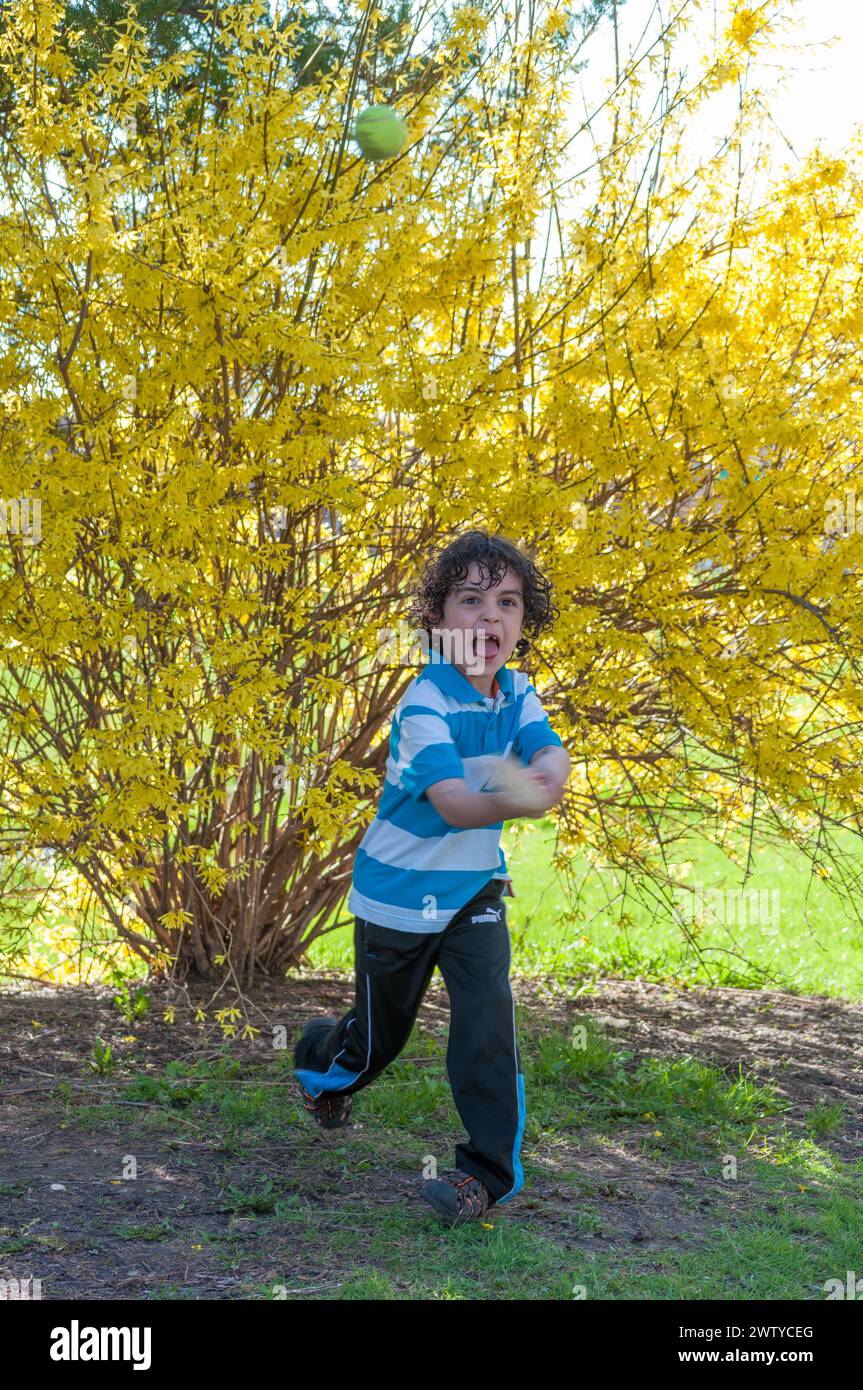Boy batting hi-res stock photography and images - Alamy