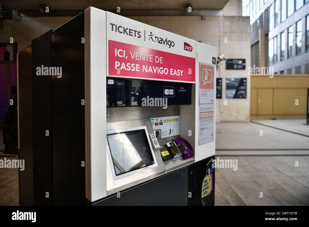 Ticket vendor machine hi-res stock photography and images - Alamy