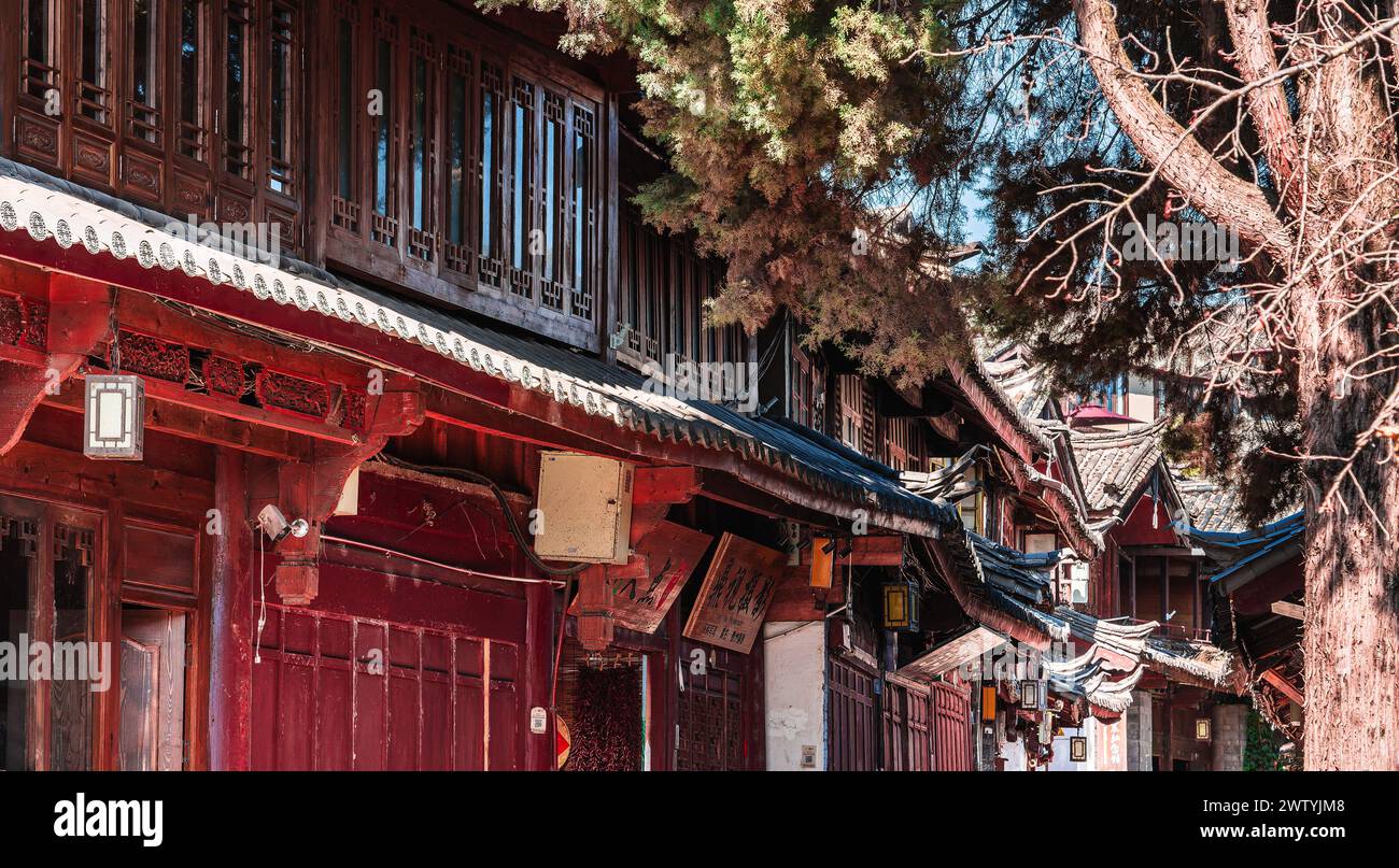 Old town of lijiang flowers hi-res stock photography and images - Alamy