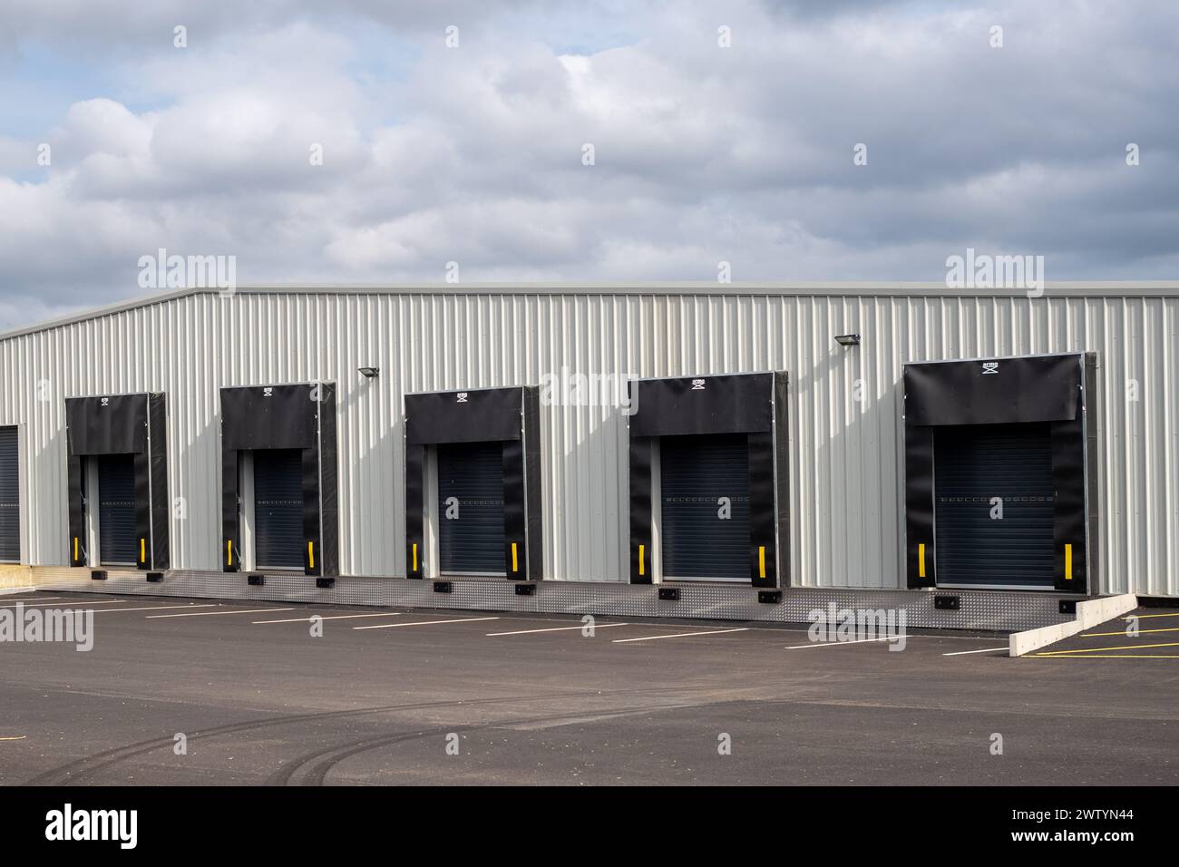 Industrial warehouse loading dock hi-res stock photography and images ...