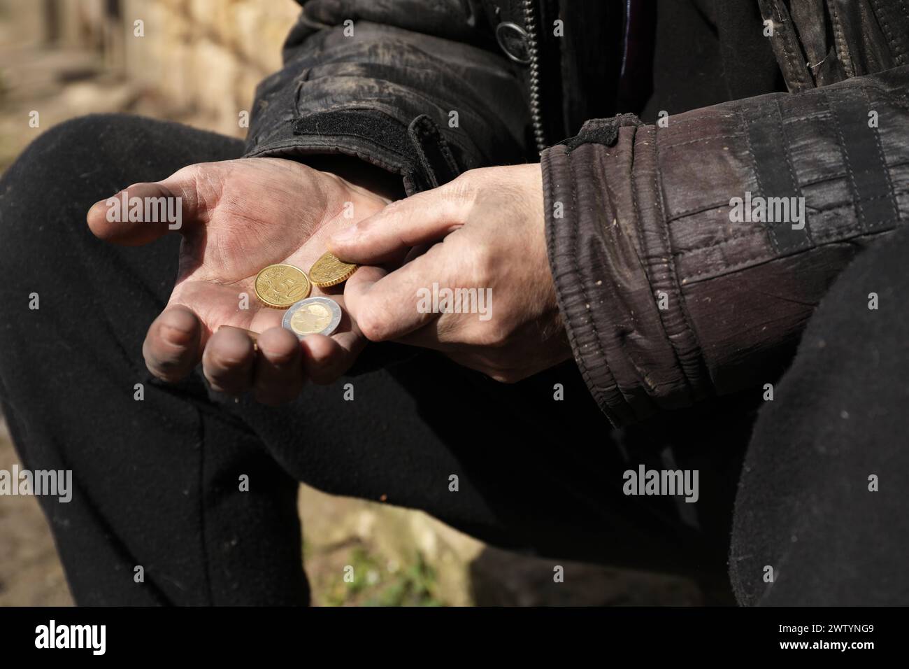Homeless man counting money hi-res stock photography and images - Alamy