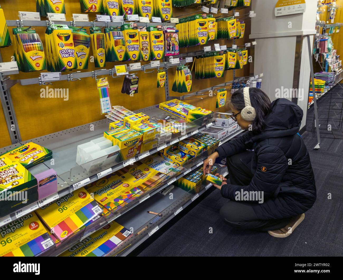 Crayola crayons hi-res stock photography and images - Alamy